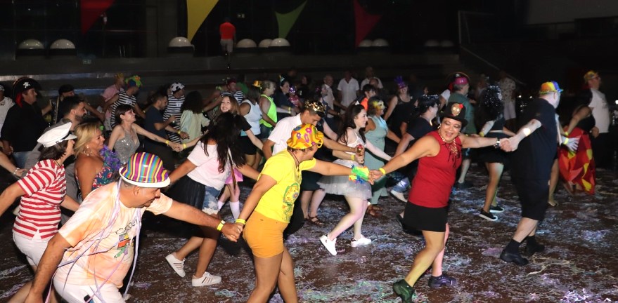 De brincadeiras a coreografias, bailes de carnaval agitam foliões ...