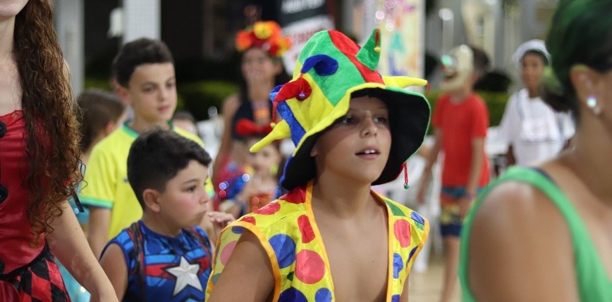 Carnaval na praia tem hidroginástica, baile animado e trio da APCEF ...
