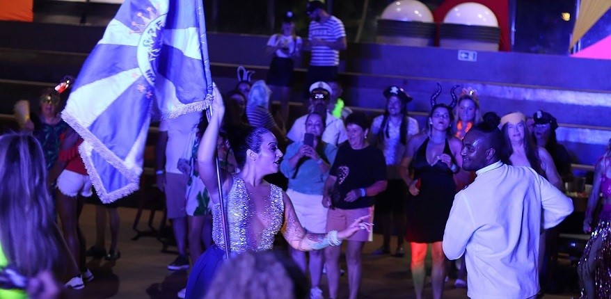 Baile de Curitiba contagia associados com a animação de escola de samba ...